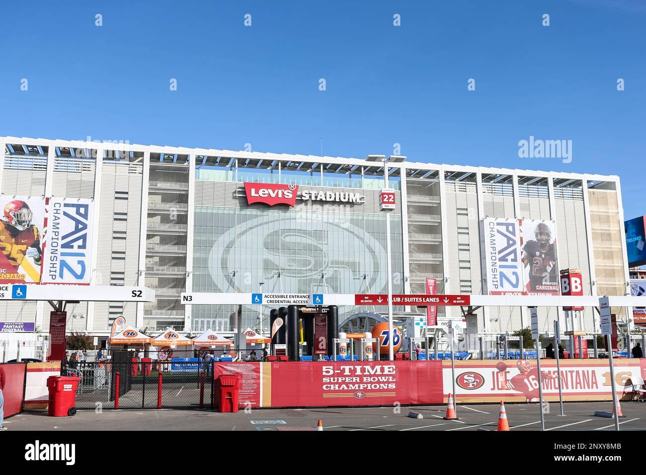 December 01, 2017: Exterior photo of Levi's Stadium prior to the start ...