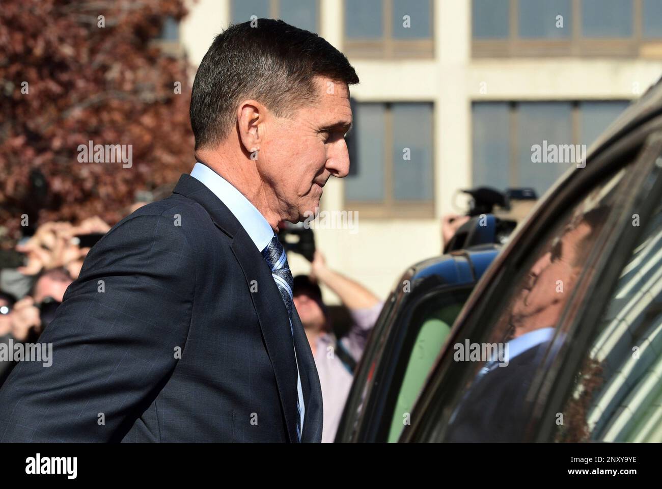 Former Trump national security adviser Michael Flynn leaves federal ...