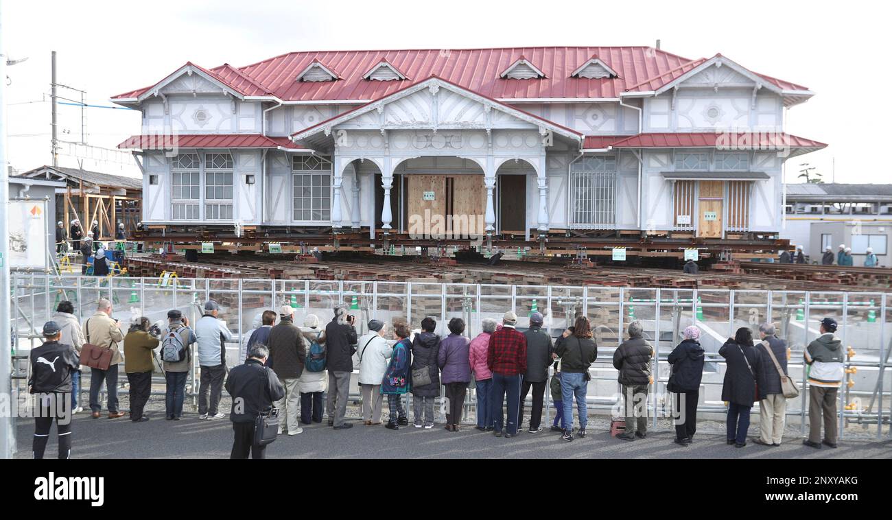 The Nankai Main Line's former Hamaderakoen Station building is moved ...