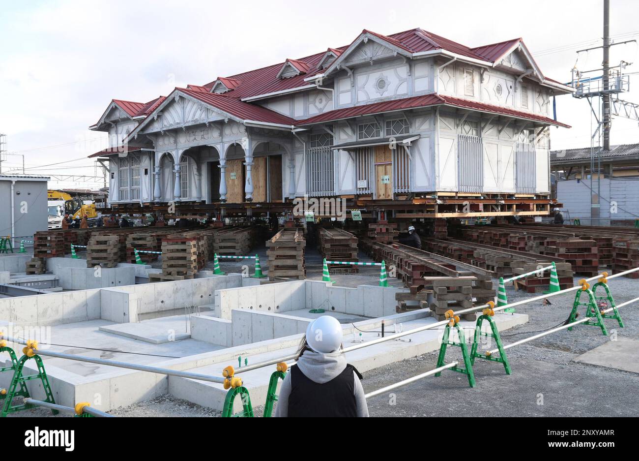 The Nankai Main Line's former Hamaderakoen Station building is moved ...