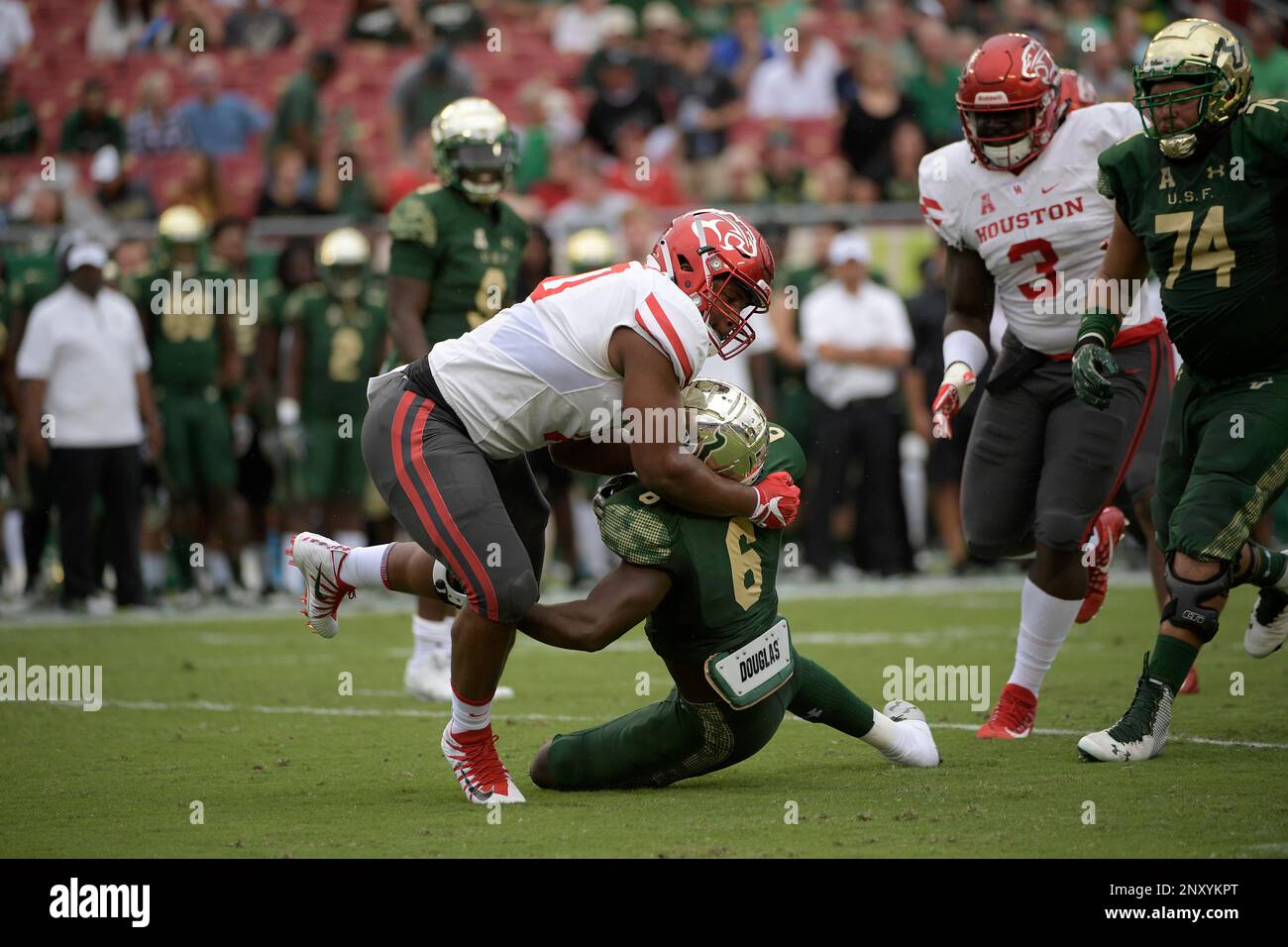 Houston defensive tackle Ed Oliver (10) tackles South Florida running ...