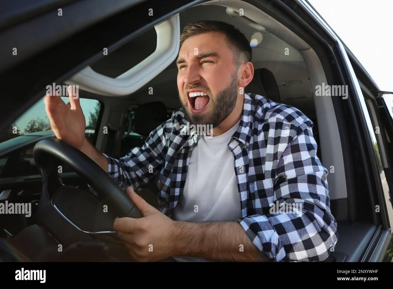 Emotional man in car. Aggressive driving behavior Stock Photo - Alamy