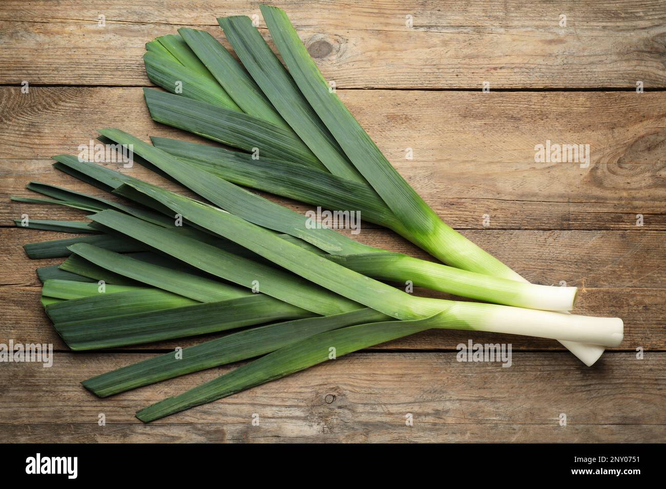 Fresh raw leeks on wooden table, flat lay Stock Photo - Alamy