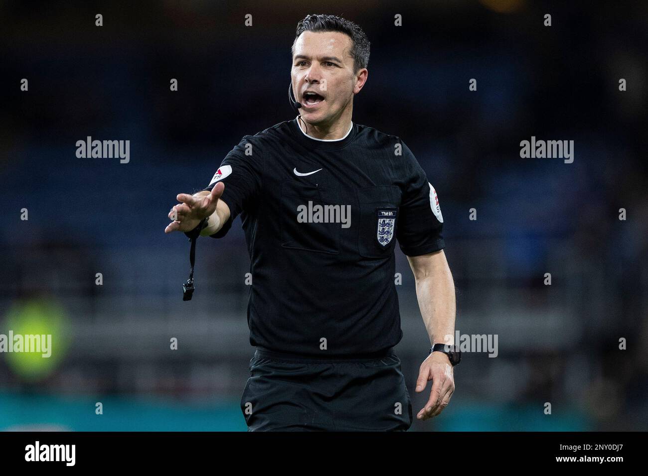 Mike dean referee 2023 hi-res stock photography and images - Alamy