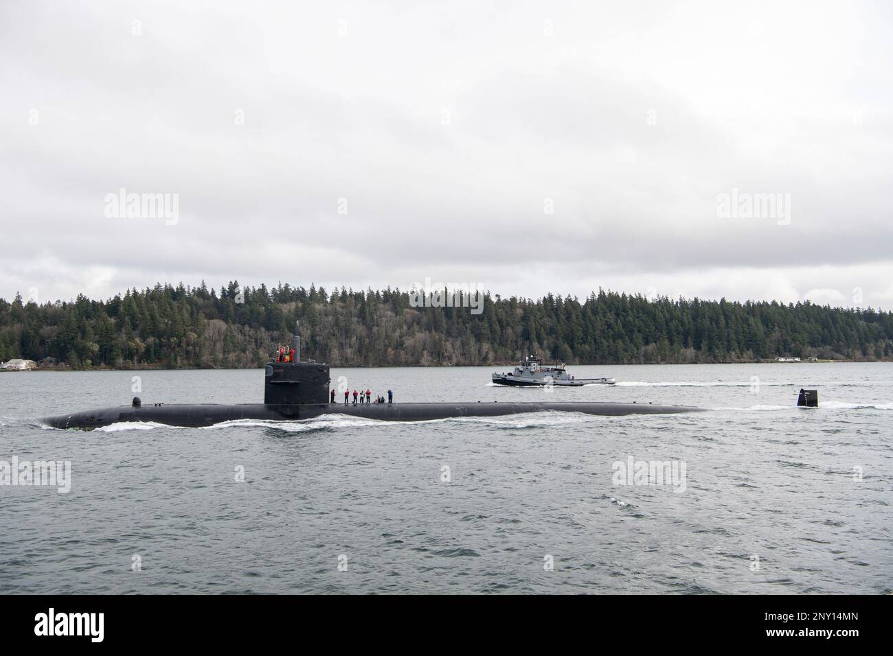 The Los Angeles-class fast-attack submarine USS Chicago (SSN 721 ...