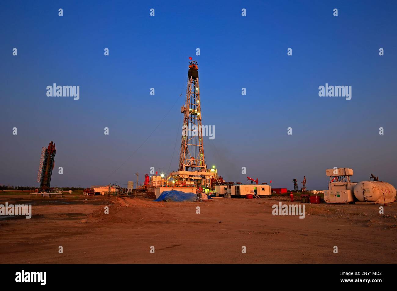 Commercial drilling of crude oil hi-res stock photography and images ...