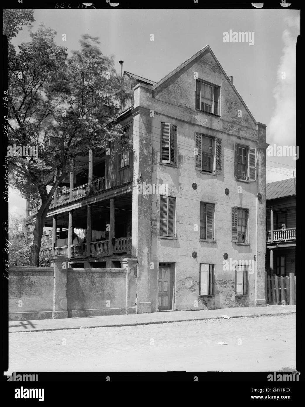 Bay style construction architecture Black and White Stock Photos ...