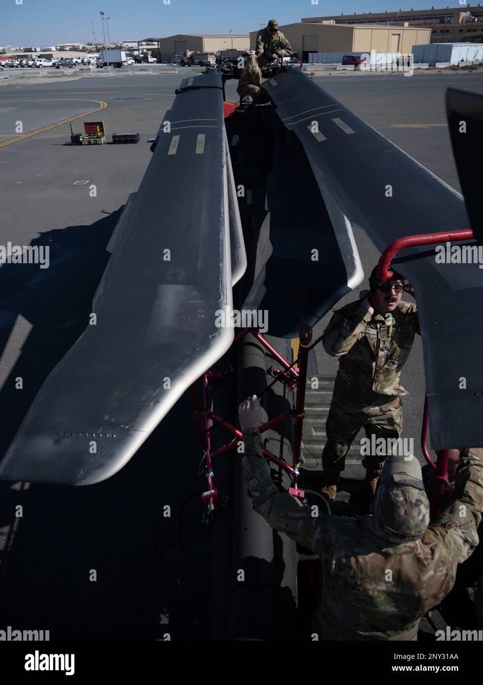 U.S. Army Soldiers fold back the final blade of a UH-60 Blackhawk ...