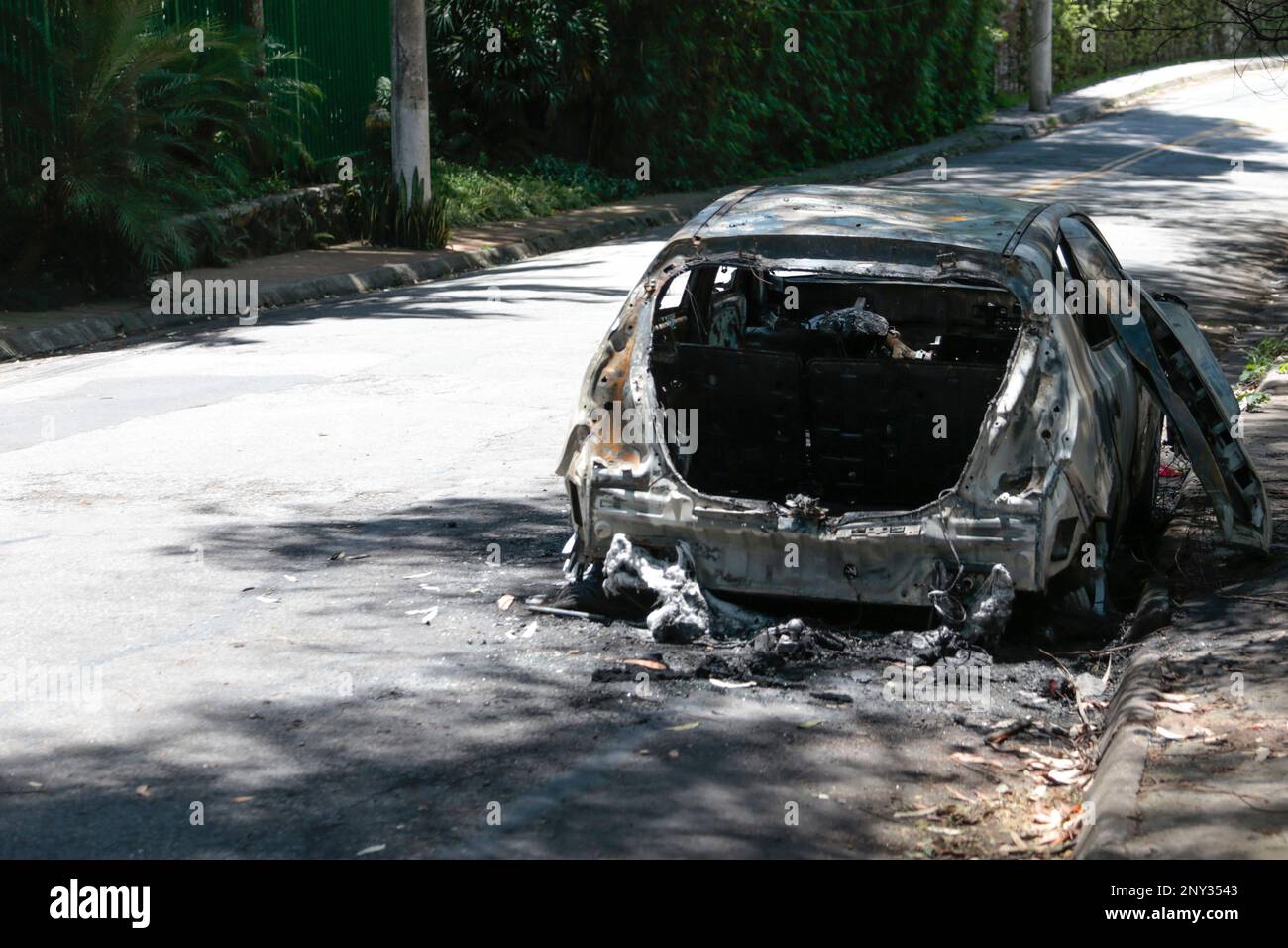 SP - Sao Paulo - 02/11/2017 - Burned car in Morumbi - Burned car with ...