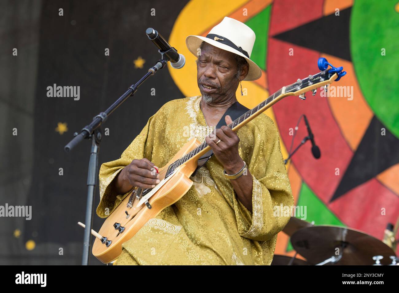 Walter "Wolfman" Washington & the Roadmasters perform during the New ...