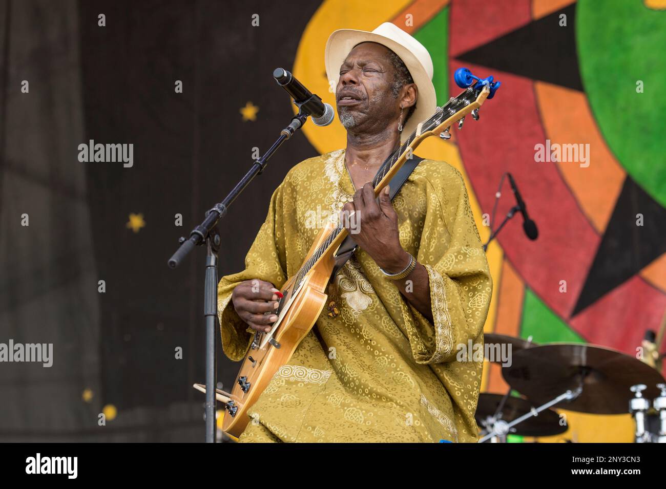 Walter "Wolfman" Washington & the Roadmasters perform during the New ...