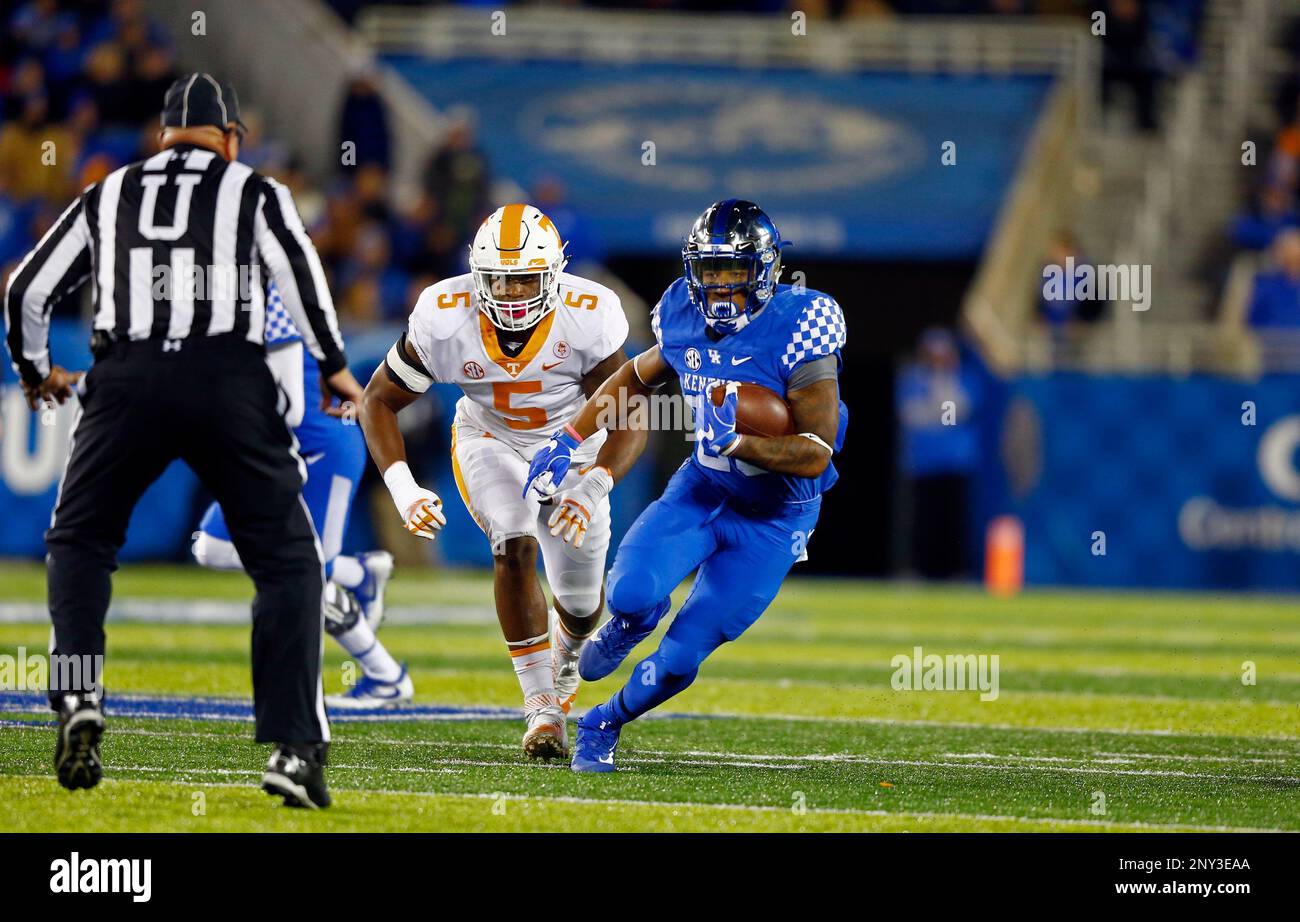 Kentucky running back Benny Snell Jr. (26) outruns Tennessee defensive ...