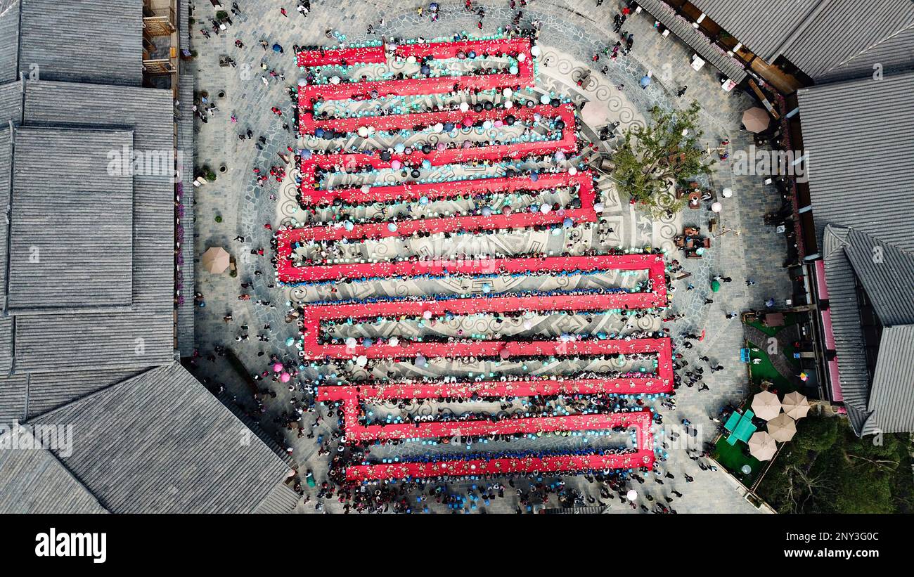 21433 people attend the long table festival at a 2140-meter-long table ...