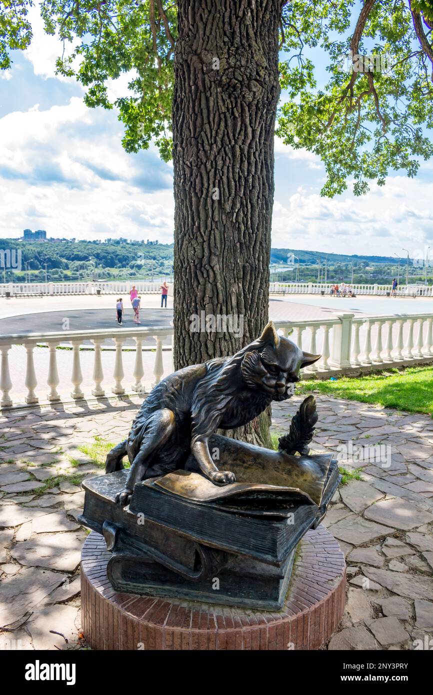 KALUGA, RUSSIA - AUGUST 2017: Sculpture of the Cat of the scientist in ...