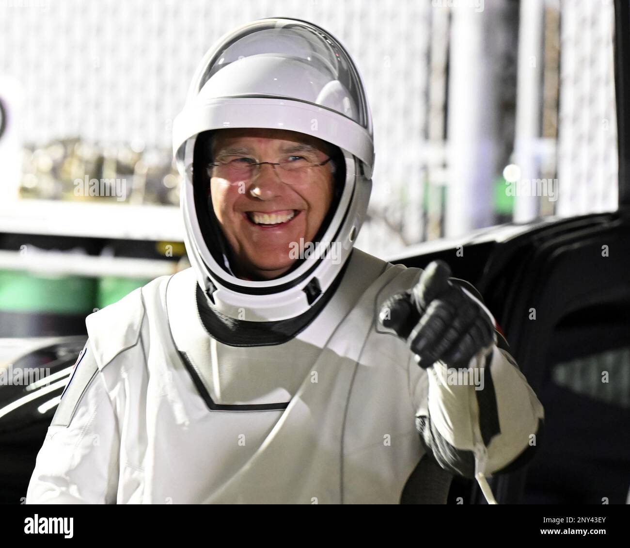 NASA Astronaut Stephen Bowen waves to friends and family members after ...