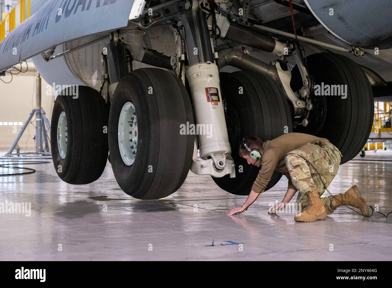 C 17 aircraft landing gear hi-res stock photography and images - Alamy