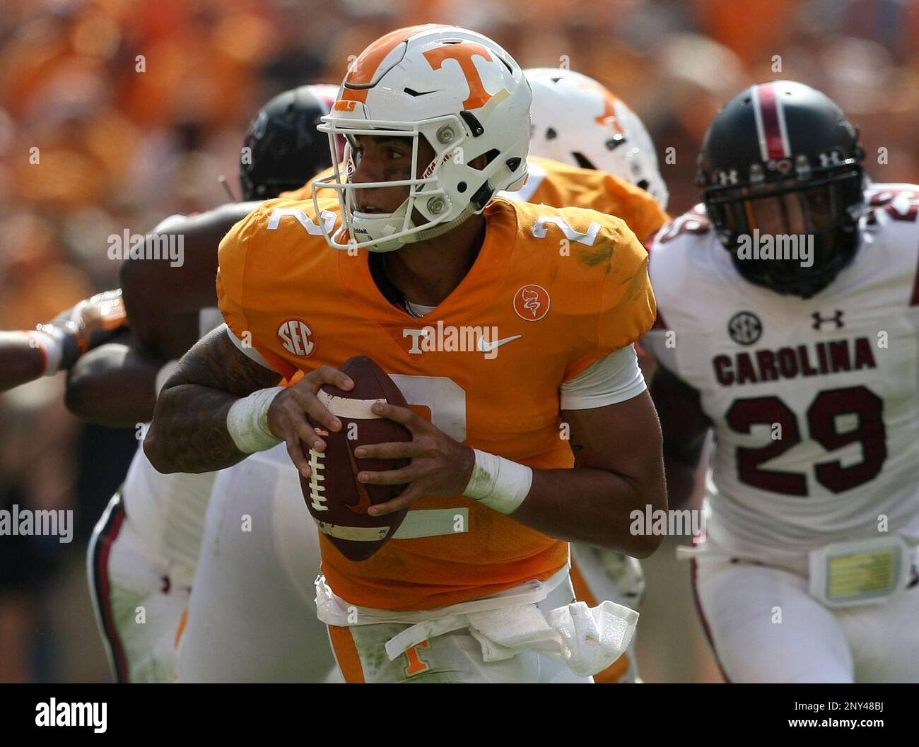 Tennessee quarterback Jarrett Guarantano (2) looks down field against ...