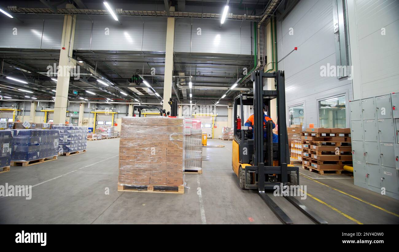 Container handling automation hi-res stock photography and images - Alamy