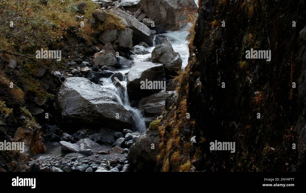 Glaciers on mountain tops hi-res stock photography and images - Alamy