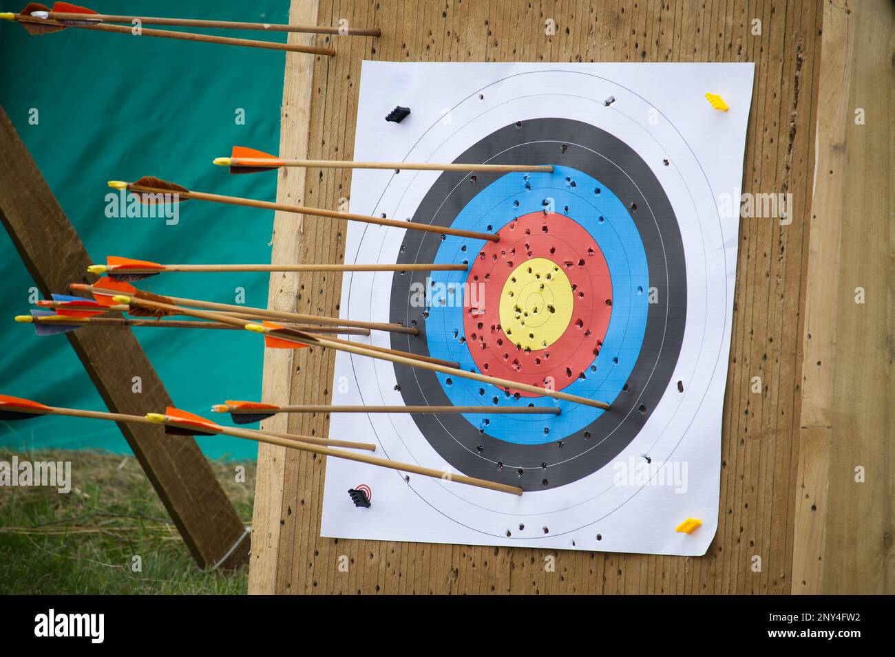 Archery target pierced by a large number of arrows Stock Photo - Alamy