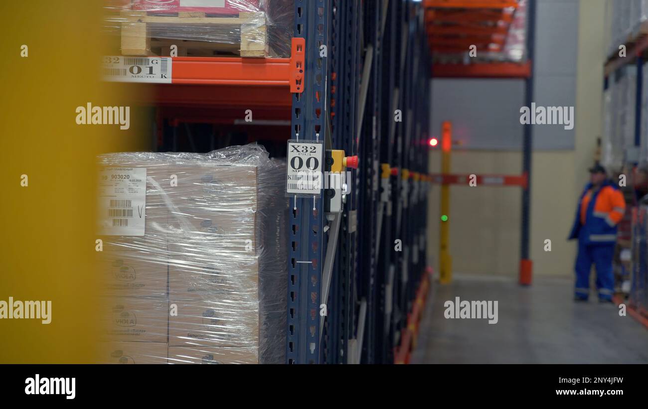 Manager pulling trolley boxes hi-res stock photography and images - Alamy