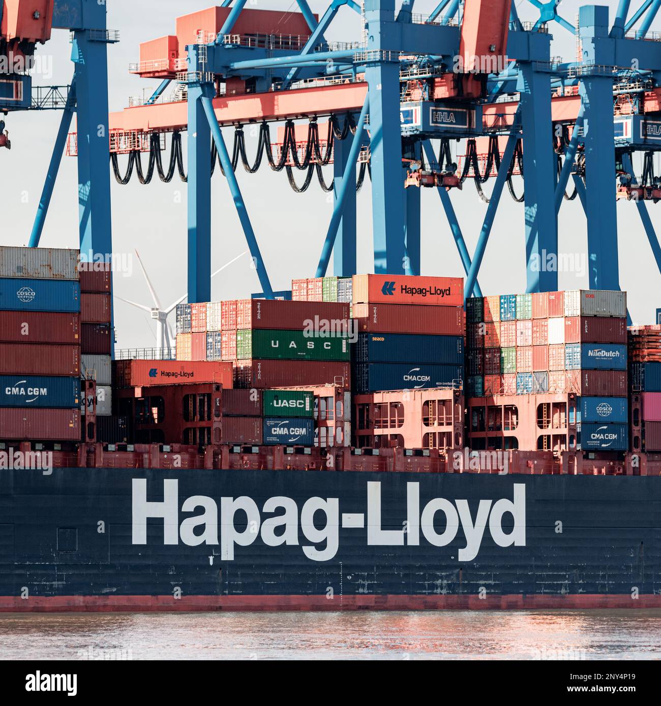 Hamburg, Germany. 01st Mar, 2023. The Hapag-Lloyd containership Osaka ...