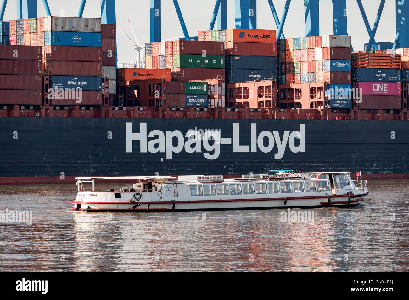 Hamburg, Germany. 01st Mar, 2023. The Hapag-Lloyd containership Osaka ...