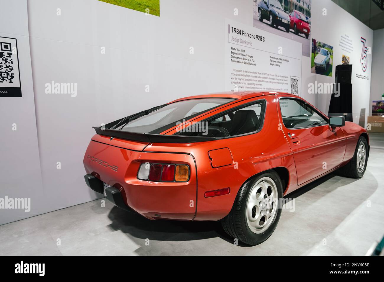 Orange 1984 porsche 928 s Stock Photo - Alamy