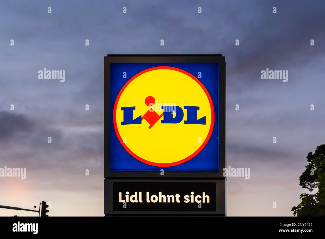 Lidl company logo hi-res stock photography and images - Alamy