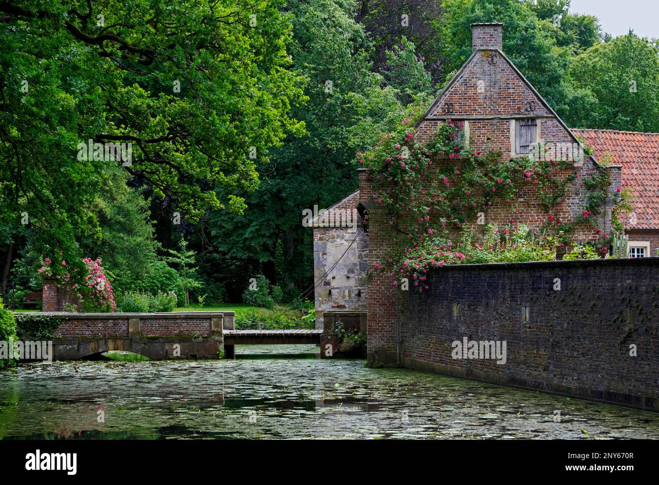 Drawbridge and gatehouse moated castle Haus Welbergen Stock Photo - Alamy