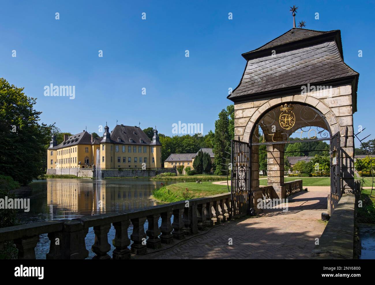 Famous moat hi-res stock photography and images - Alamy