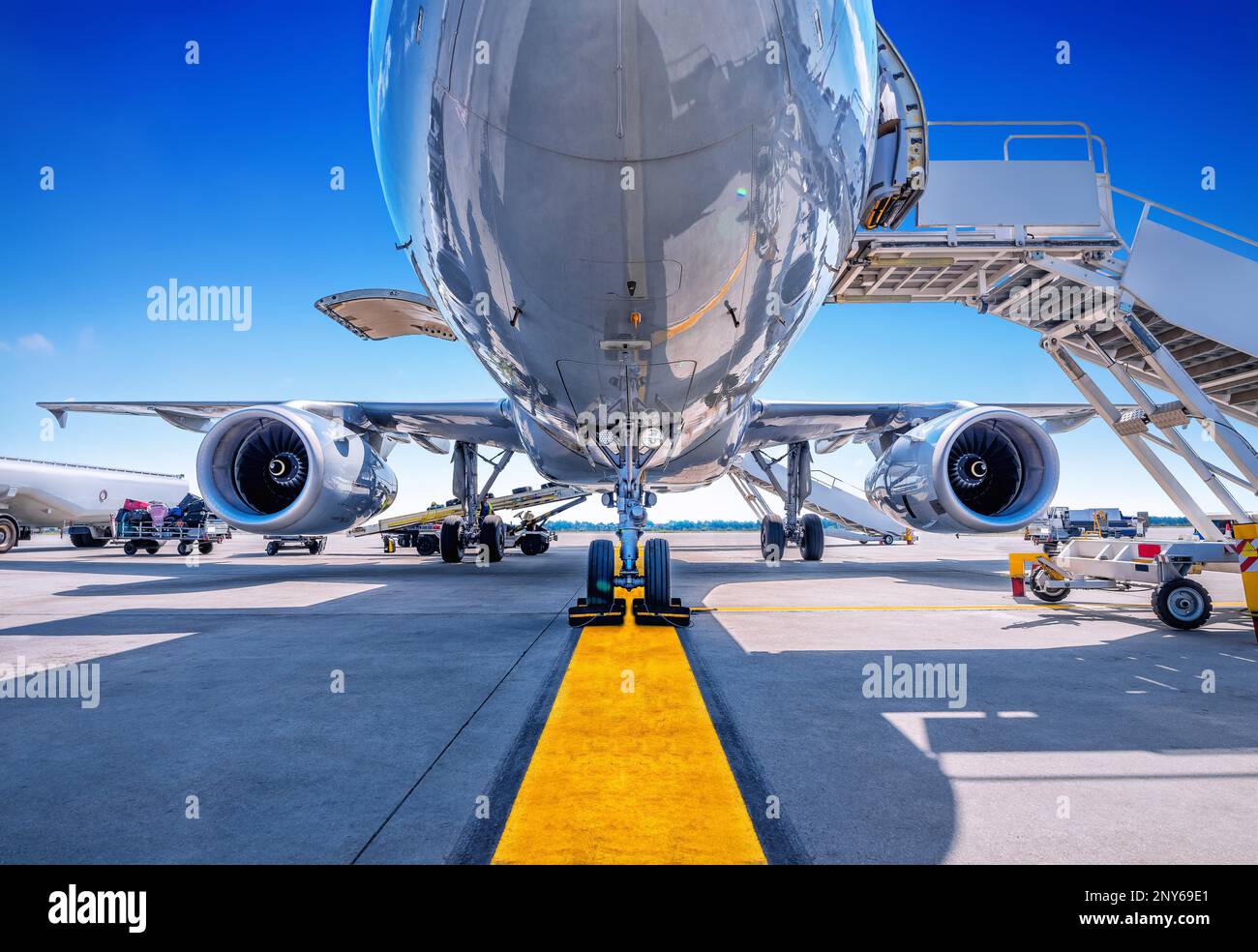aircraft gets prepared for take off Stock Photo - Alamy