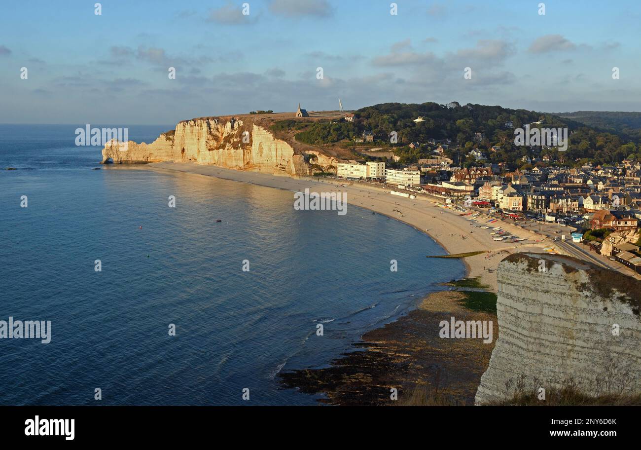 Chalk cliffs in the evening light on the cliff, beach, Etretat ...