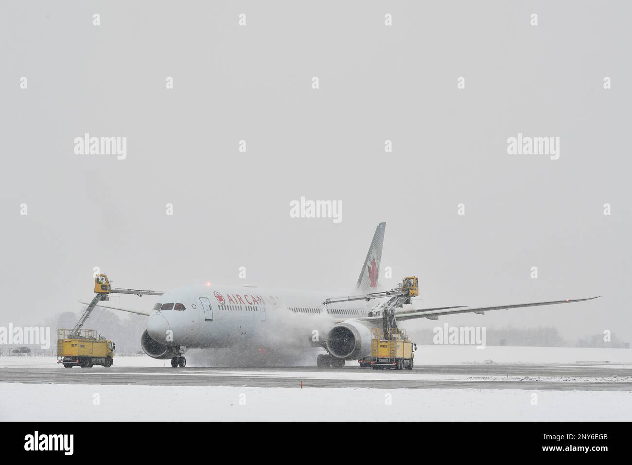 Aircraft deicing in winter in front of take-off, Air Canada, Boeing ...