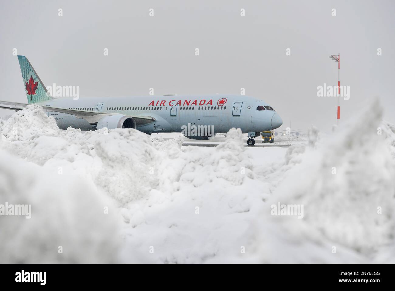 Air Canada in winter with snow, Boeing, B787-9, B 787-900, Dreamliner ...
