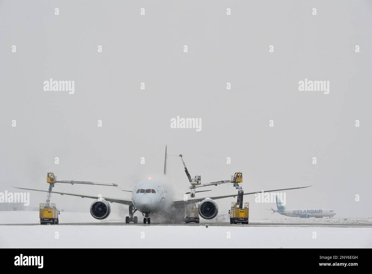 Aircraft deicing in winter in front of take-off, Air Canada, Boeing ...