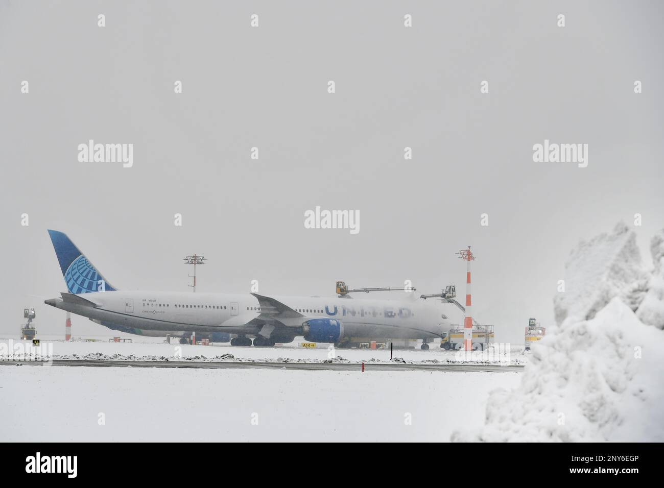 Aircraft deicing in winter in front of take-off, United Airlines ...