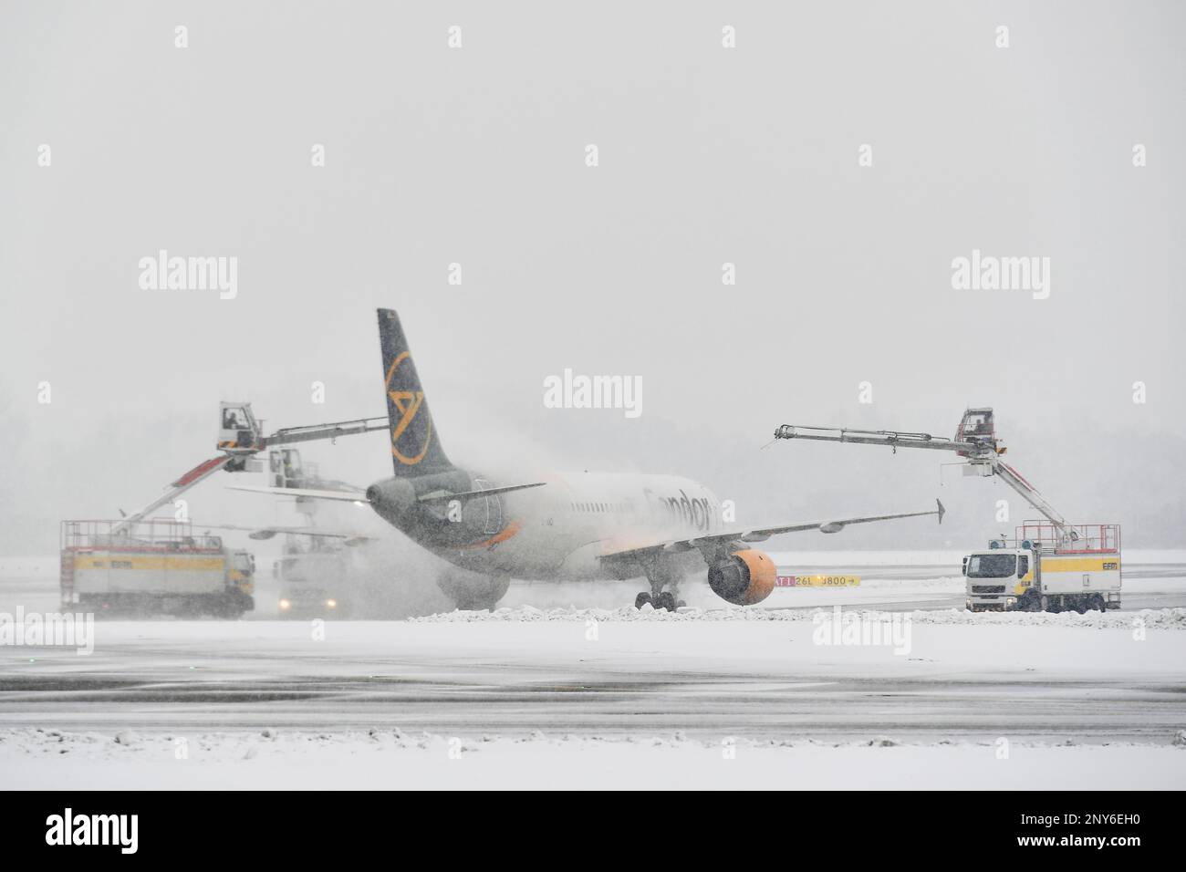 Aircraft de-icing in winter in front of take-off, Condor, Airbus, A320 ...