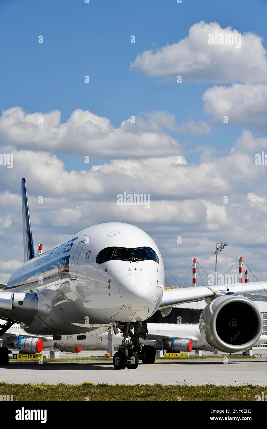 Singapore airlines airbus a350 taxiing hi-res stock photography and ...