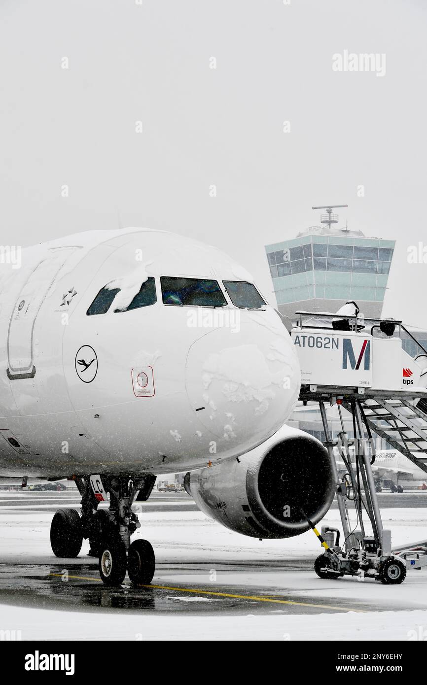 Lufthansa Airbus A319-100 in winter with snow with passenger boarding ...