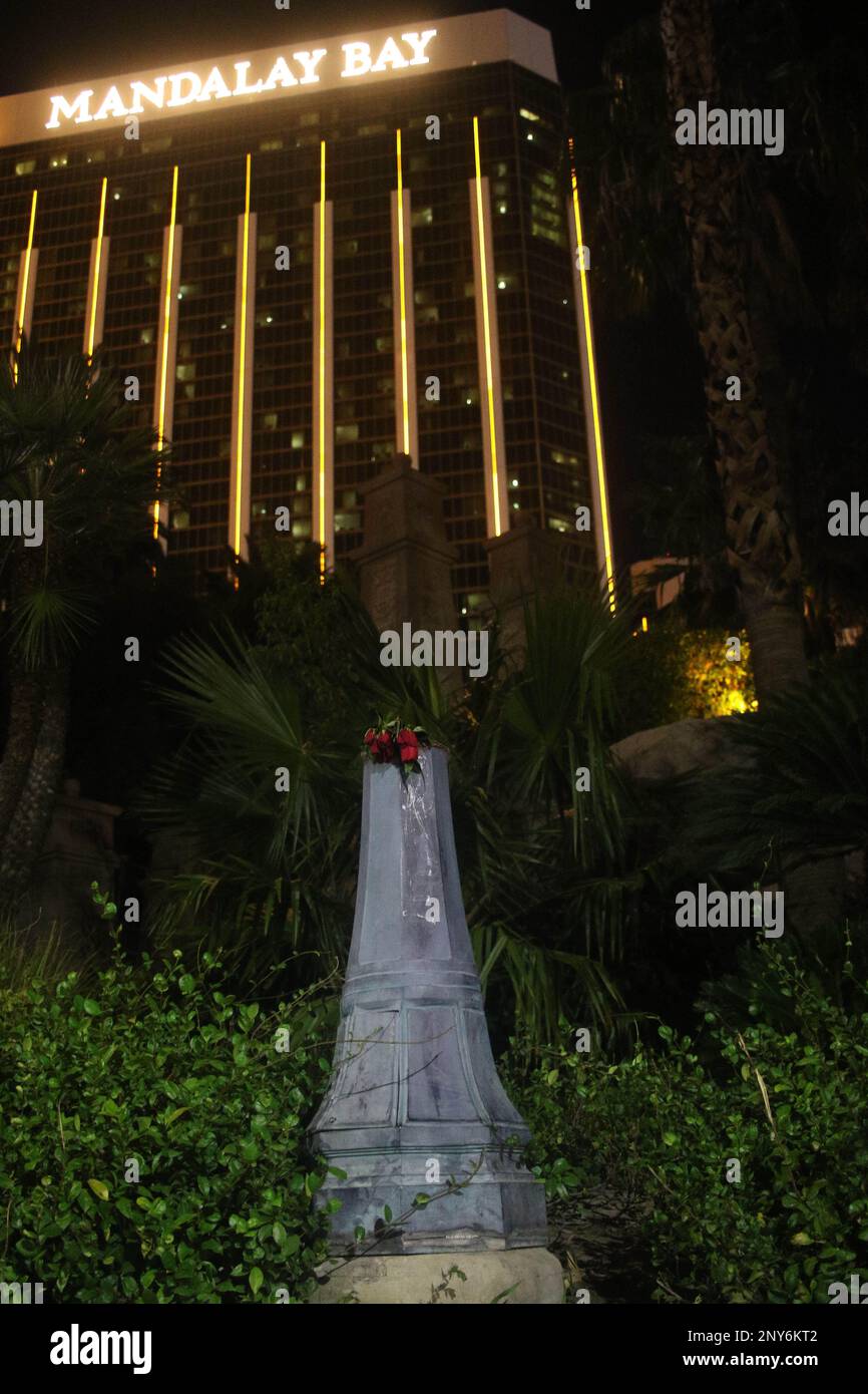 Photo by: gotpap/STAR MAX/IPx201710/6/17Memorials and tributes in the ...