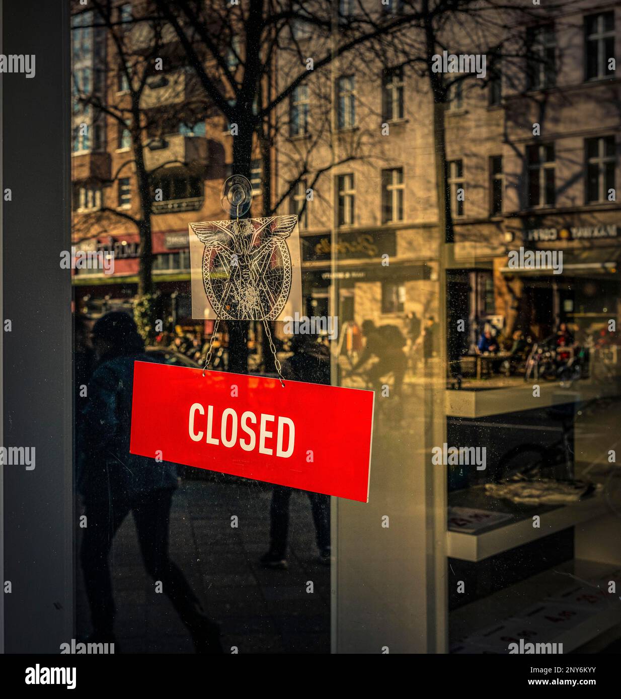 Closed, red sign on the window pane, Berlin, Germany Stock Photo - Alamy