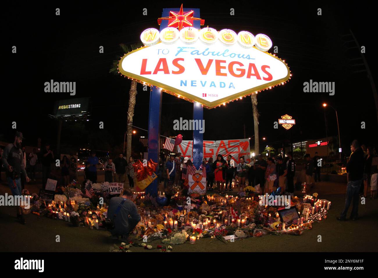 Photo by: gotpap/STAR MAX/IPx201710/6/17Memorials and tributes in the ...