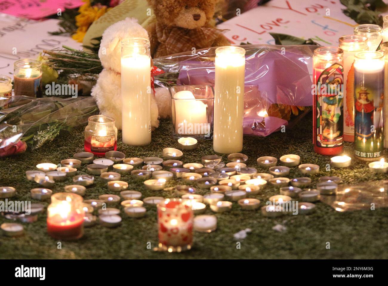 Photo by: gotpap/STAR MAX/IPx201710/6/17Memorials and tributes in the ...