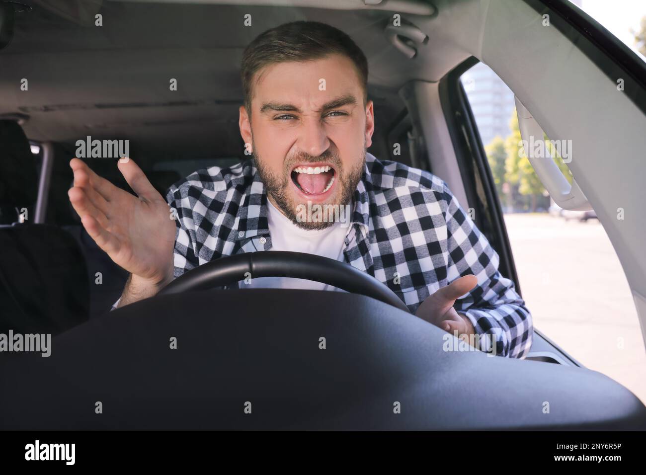 Emotional man in car. Aggressive driving behavior Stock Photo - Alamy