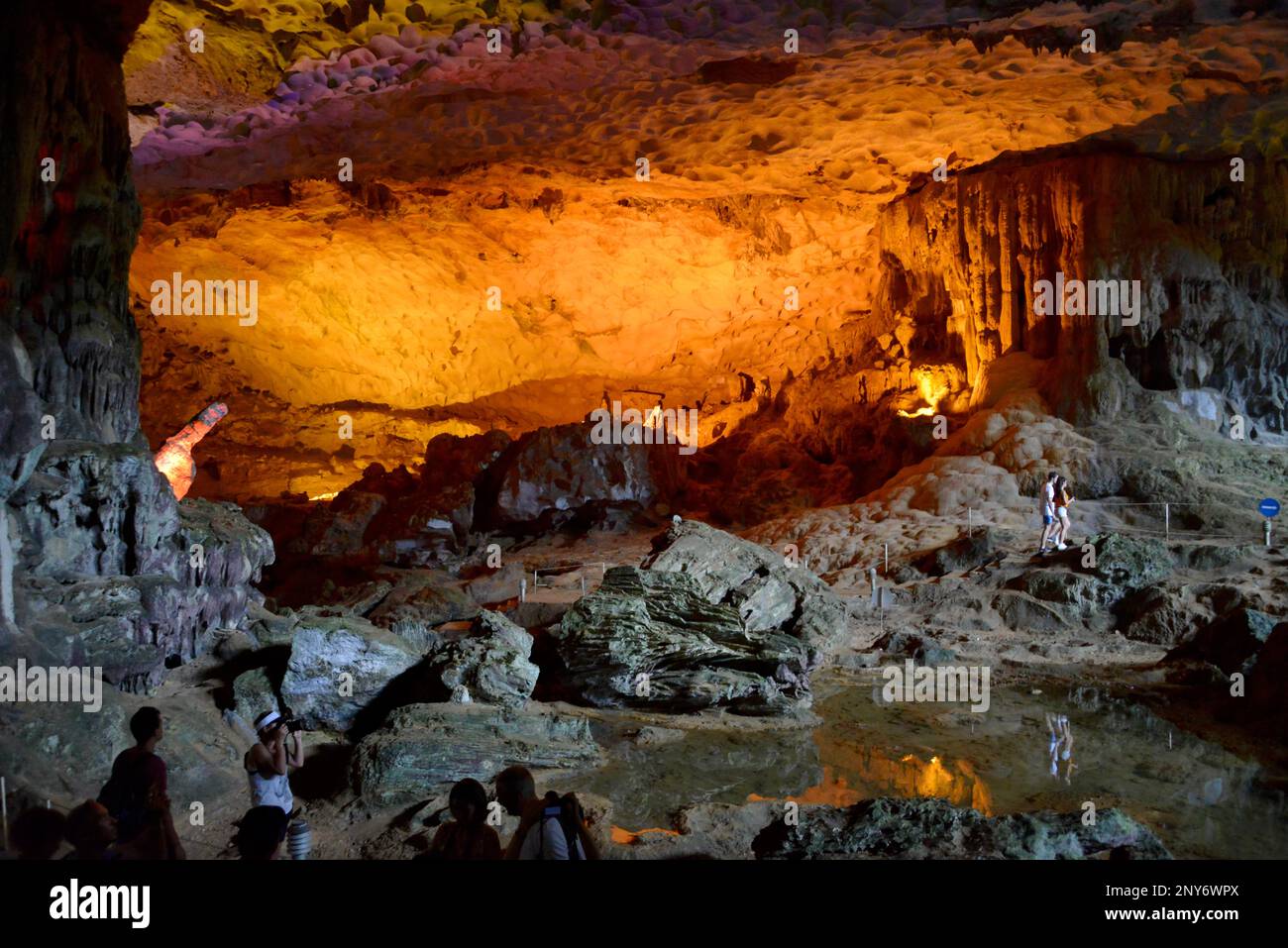 Hang Sung Sot Cave, Halong Bay, Vietnam Stock Photo - Alamy