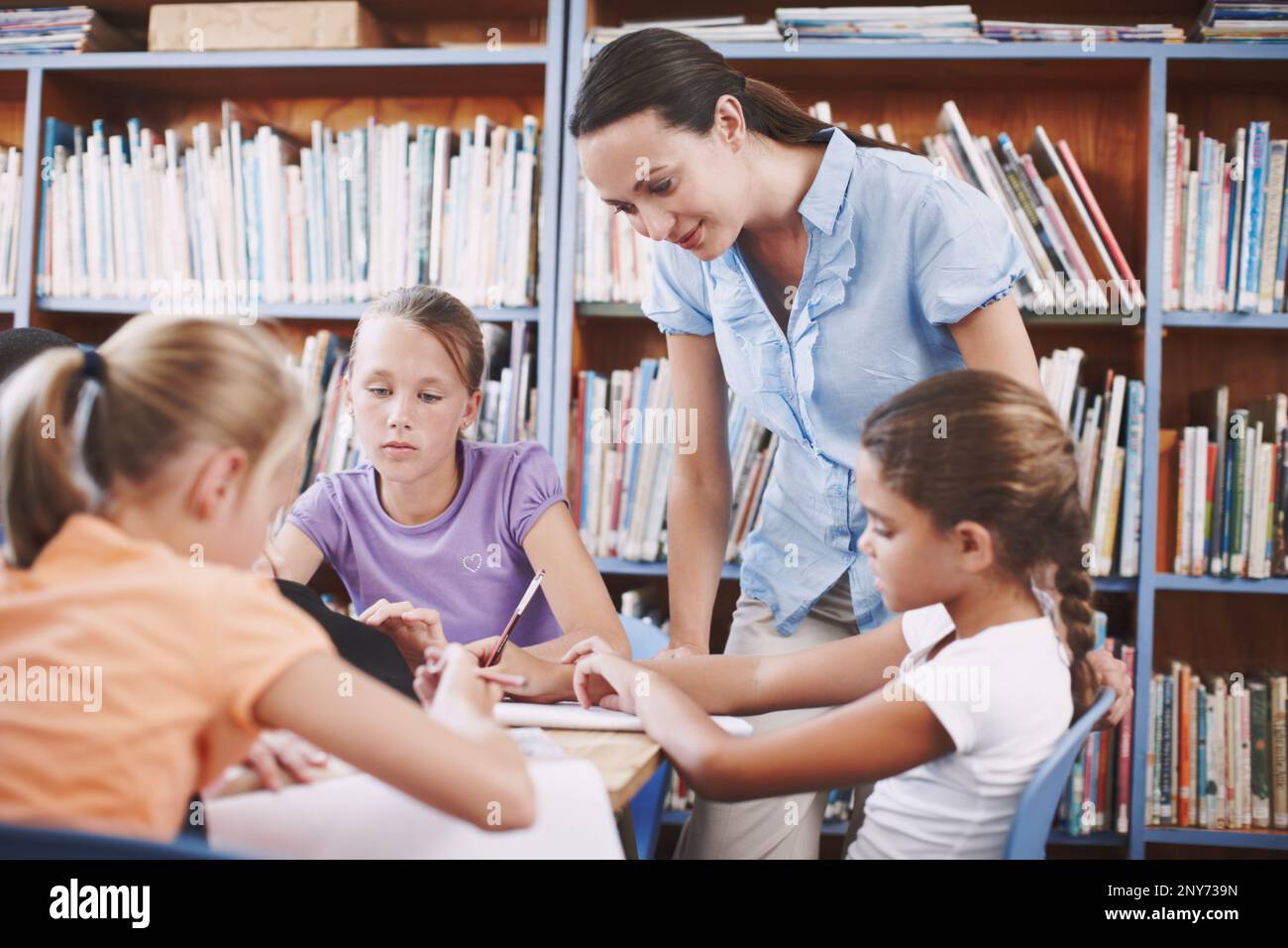 Children helping each other classroom hi-res stock photography and ...