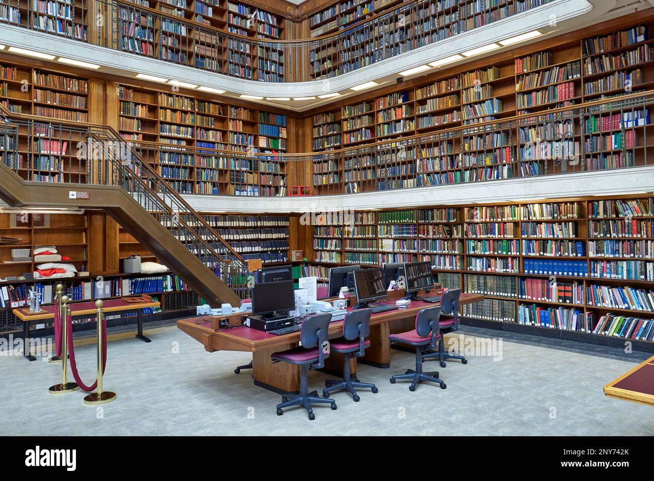 New school library interior hi-res stock photography and images - Alamy
