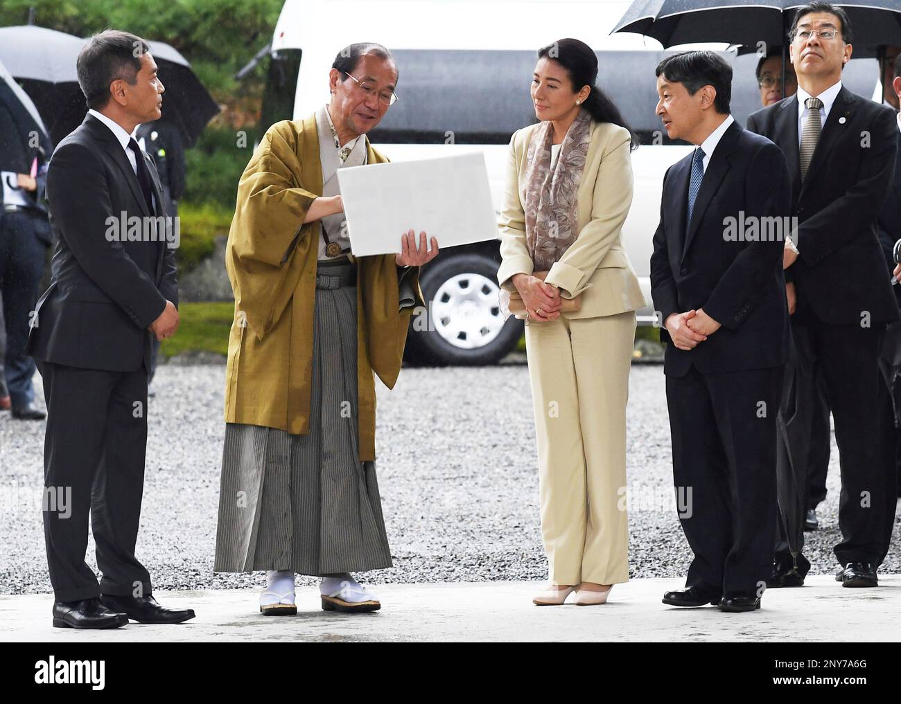Governor of Kyoto Daisuke Kadokawa (2nd from L) speaks to Crown Prince ...