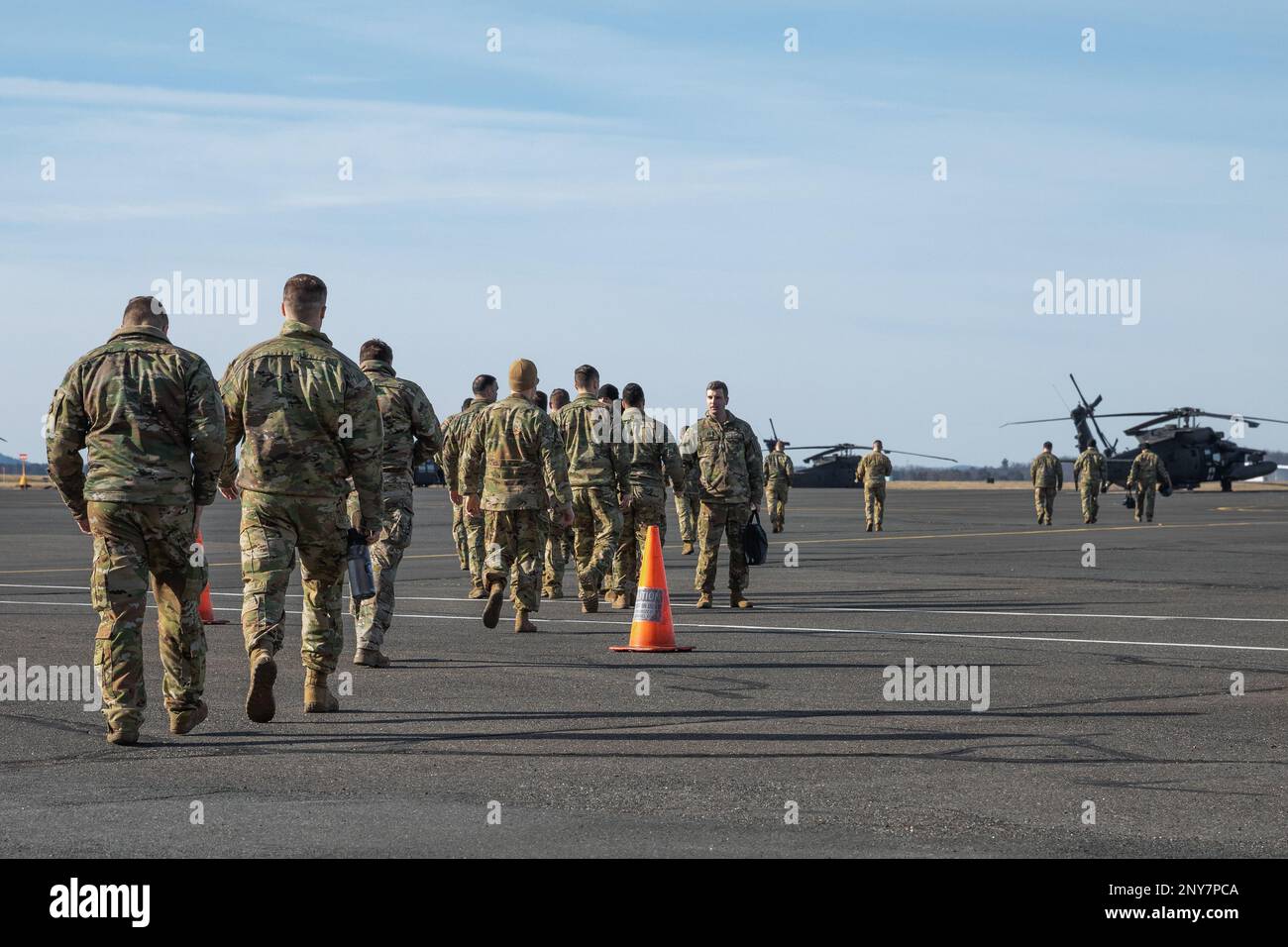 U.S. Army soldiers from Charlie Company, 3rd Battalion, 126th Aviation ...